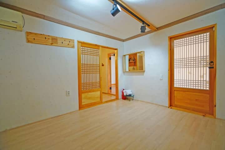 #벽화마을 #한옥마을 #오목대 #향교 한옥별채독채 - Jeonju-si