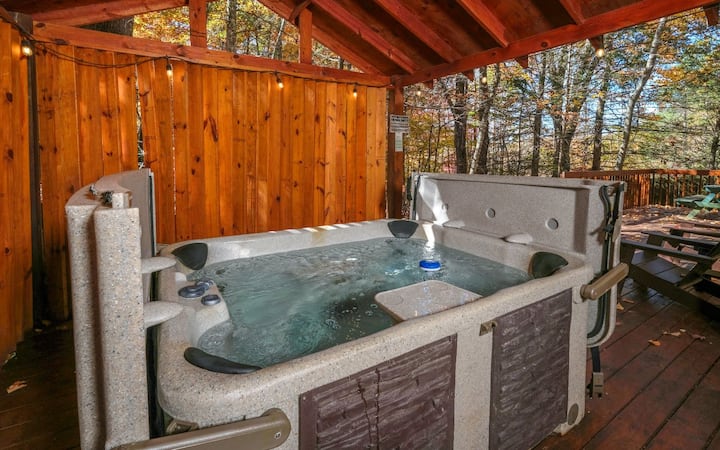 Sugar Hollow - Pet-friendly & Hot Tub - Gatlinburg, TN