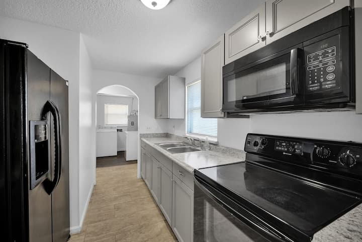 ~Lots Of Truck Parking_sleek Home_sleeps 10~ - Orange Park, FL