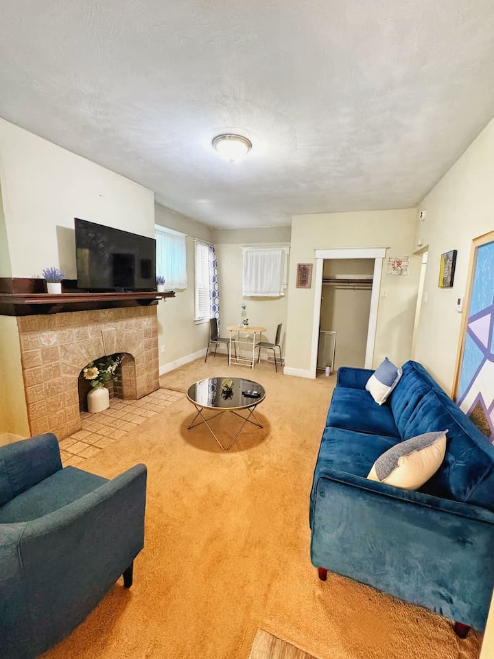 Rose’s Comfortable Place | Cozy 1-bedroom - Forest Hills, PA