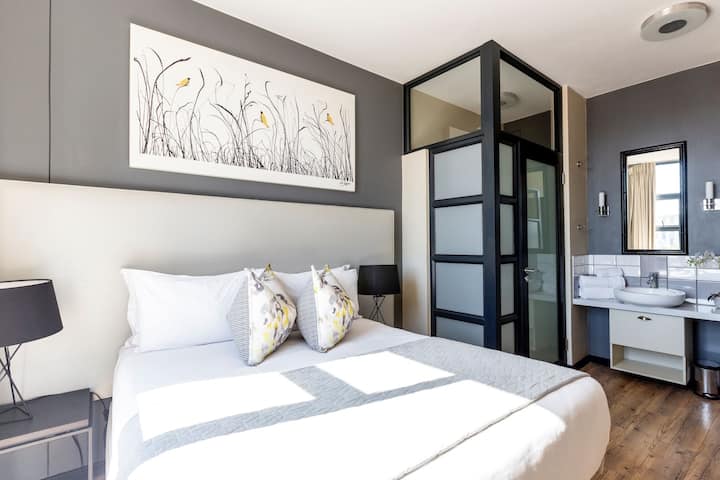Trendy 2 Bedroom Apartment In Rosebank - Johannesburg