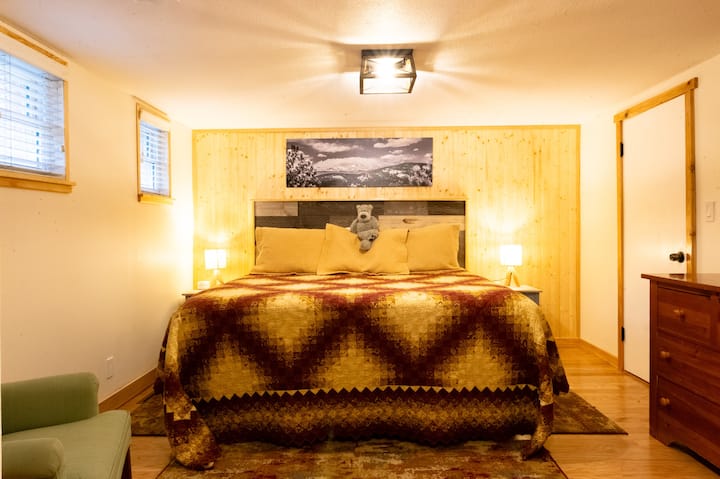 Alpen Way Chalet Mountain Lodge - Daisy Suite - Evergreen, CO