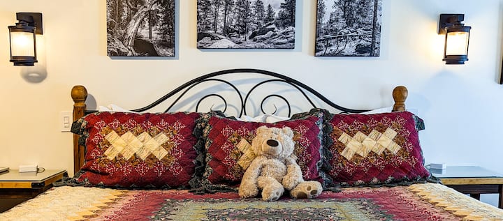 Alpen Way Chalet Mountain Lodge - Gracious Room - Evergreen, CO