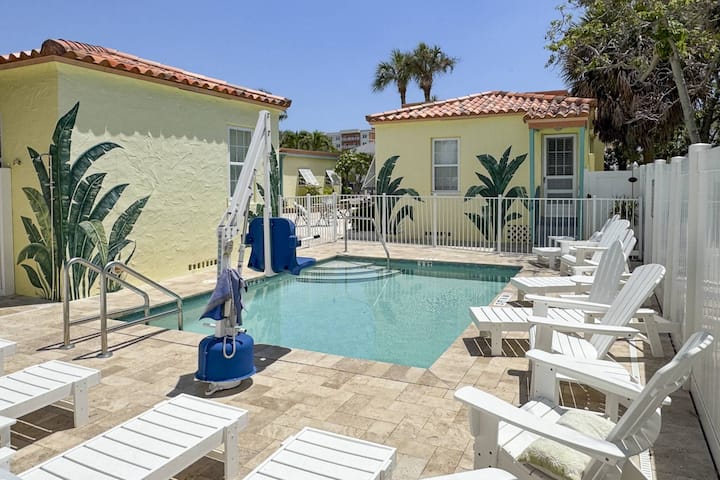 Walk To Beach & Johns Pass Village ~Pool~amenities - Madeira Beach, FL