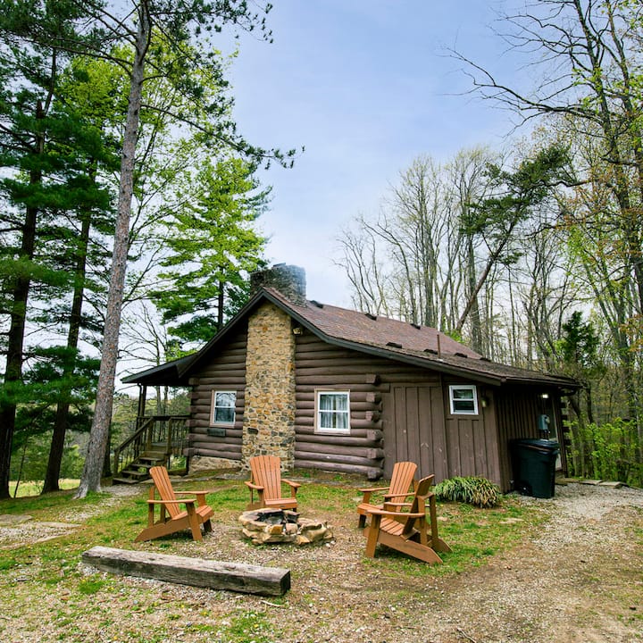 Wooded Pet Friendly Cabin W/ Hot Tub & Fireplace - Hocking Hills State Park, OH