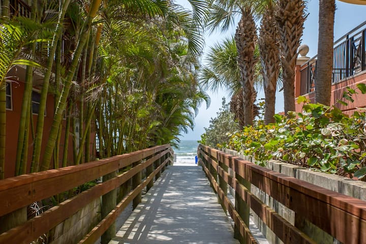 Studio Steps To Beach W/ Patio ~Pool~ Free Parkin - North Redington Beach, FL