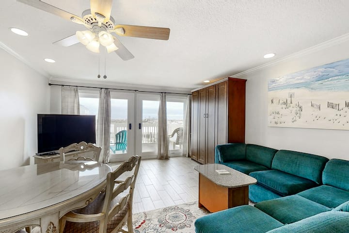 Spacious 1br W/ Balcony & Pool, Bike To Beach - 德斯坦
