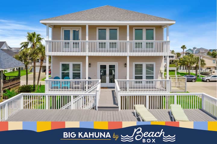 Spacious Waterfront Canal Home W/ Boat Slip & Deck - Galveston, TX