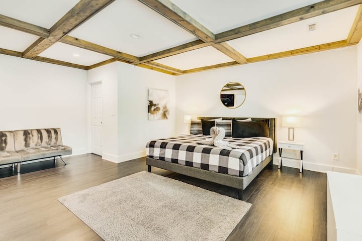 Luxury Poolside 4br Sanctuary, Sleeps 8 - Conyers, GA