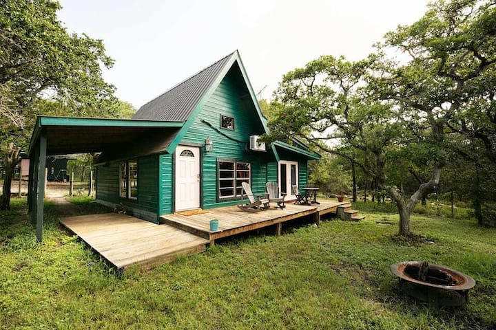 The Library - A Hill Country Cottage - San Marcos, TX