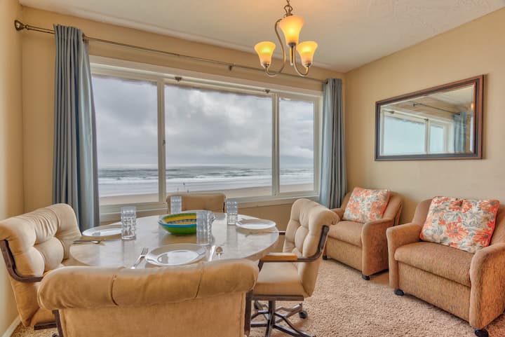 Spacious Oceanfront Suite - Sleeps 4 - Top Floor - - Neskowin, OR