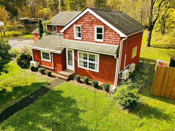 The Louie Ii: Accord Farmhouse Near Arrowood W/ Hot Tub & Large Yard - State of New York
