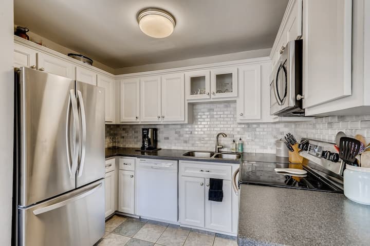 Clean, Modern 2 Bdr In Boulder - Boulder, CO
