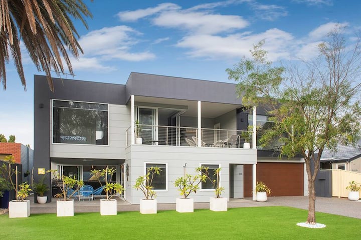 Fantasea- Newly Built Modern Home - Busselton