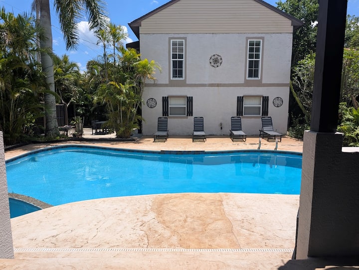 Charming Cocoa Village Hideaway - 코코아