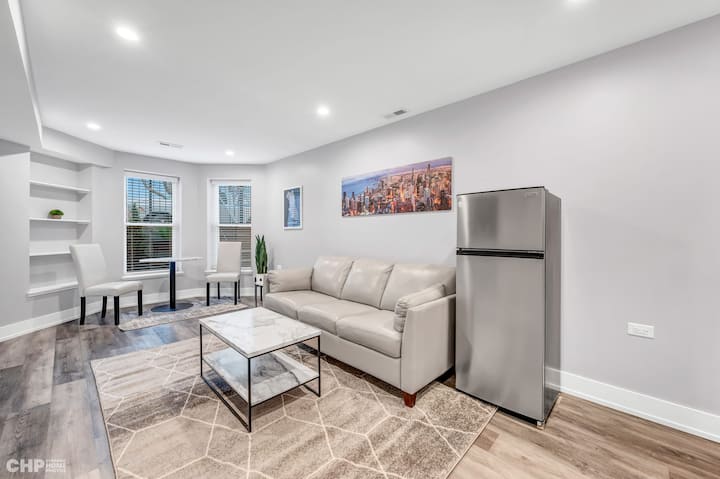 Newly Renovated 2br, Across From Parks - Chicago, IL