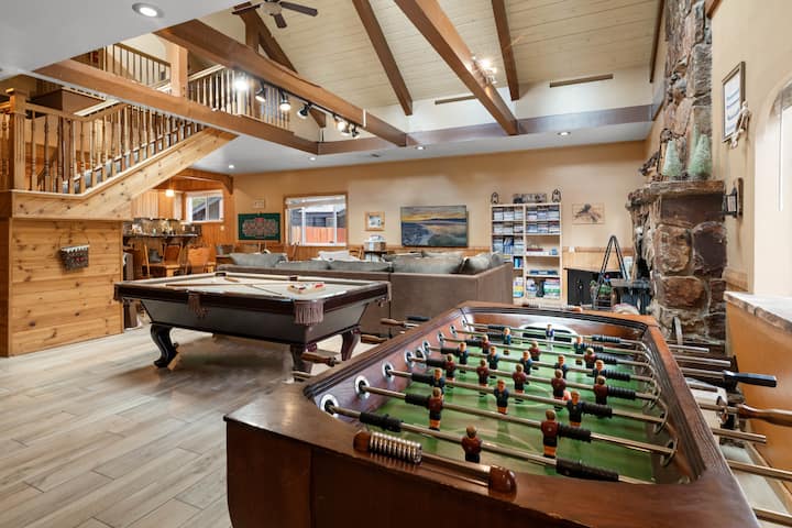 Hot Tub Cabin | Pool Table, Arcade, Deck - Big Bear Lake, CA