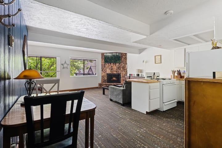Brown Bear, Perfect Location In The Village. - Big Bear Lake, CA