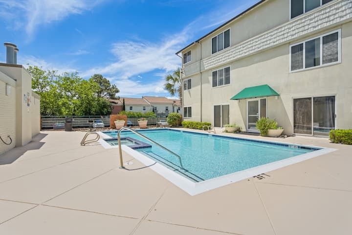Walk To Beach, Patio, Pool, Central Downtown Condo - Sandbridge Beach, VA