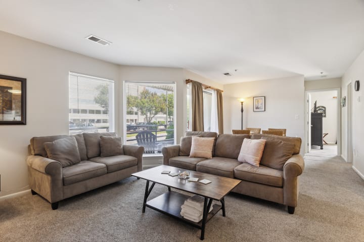 Walk To Beach, Patio, Pool, Central Downtown Condo - Virginia Beach, VA