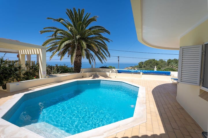 Silver · Beautiful 4 Bedroom Vila Just Steps To Th - Portimão