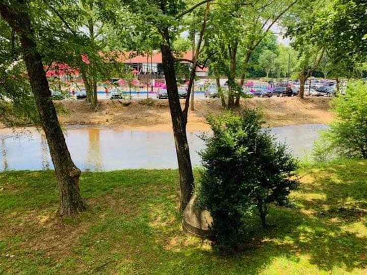 Helen Riverside Hot Tub Paradise, Sleeps 9! - Sautee Nacoochee, GA