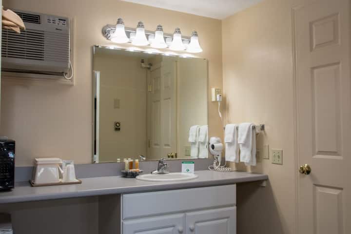 Modern Serenity Two-queen Room - Ogunquit, ME