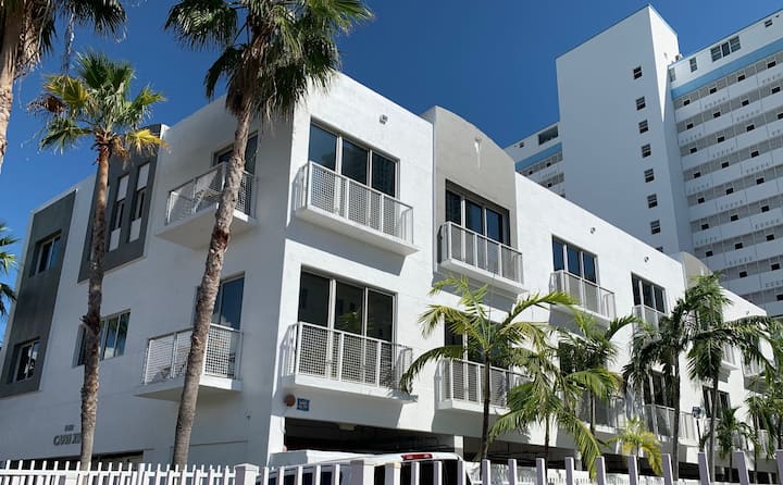Quiet And Spacious Townhouse Steps From The Beach - Miami Beach, FL