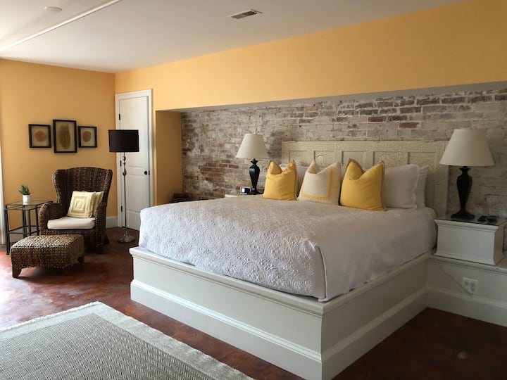 The Sole Suite At 249, Culpeper Downtown - Culpeper, VA