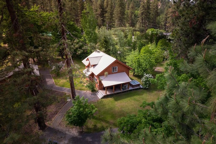 Glacier Lily | 3 King Beds, Game Room + Hot Tub - Leavenworth, WA
