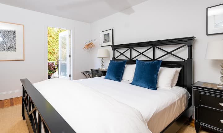 Seven On Shelter - Luxury King Guest Room - Greenport, NY
