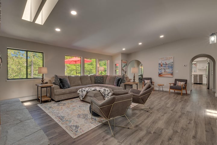 Spacious Mountain Home W/ Hot Tub & Sauna - South Lake Tahoe, CA