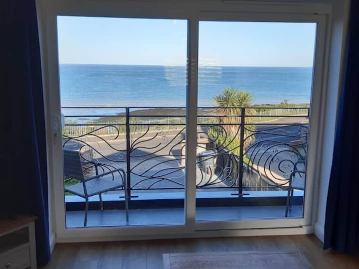 Seafront Balcony Studio On Award Winning Beach - 布羅德斯泰爾