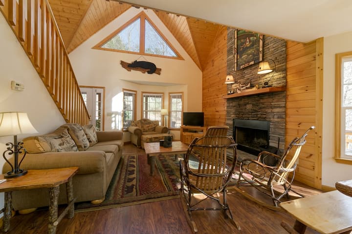 Lazy Bear Lair - Minutes From Downtown Helen - Helen, GA