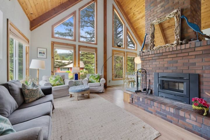 Charming Beach Cabin *Close Beach Access* - Rockaway Beach, OR