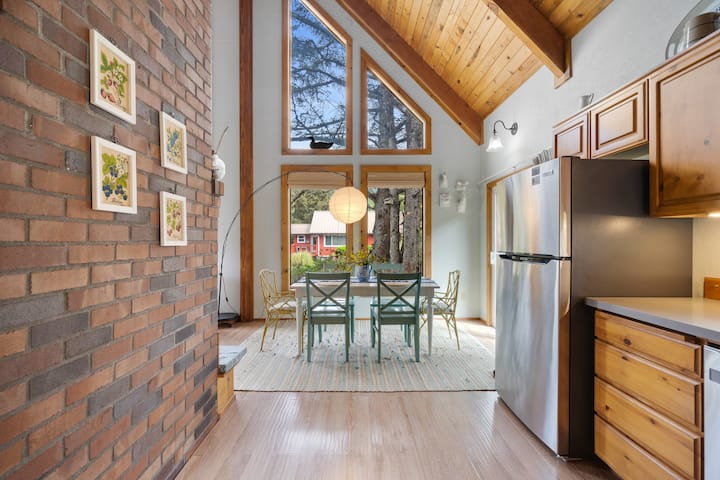 Charming Beach Cabin *Close Beach Access* - Manzanita, OR