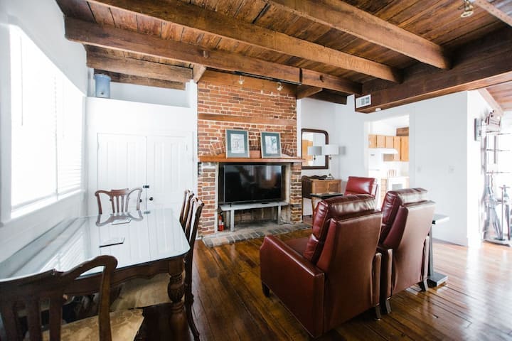 Charming 200-year-old Cottage By Lucky Savannah - Savannah, GA
