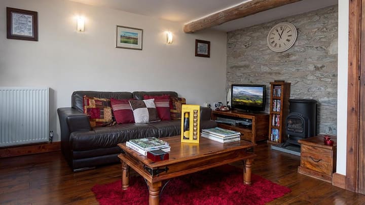 Former Traditional Coach House Cottage W/ Hot Tub - Betws-y-Coed