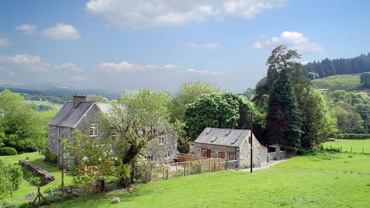 Former Traditional Coach House Cottage W/ Hot Tub - Betws-y-Coed