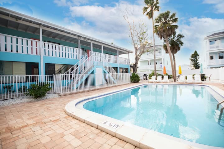Coastal Condo W/pool,walk To Dining, Dogs Welcome! - Splash Harbour Water Park, Indian Rocks Beach