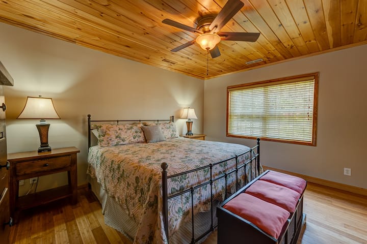 Cozy Cottage- Suite 201 - Blue Ridge, GA