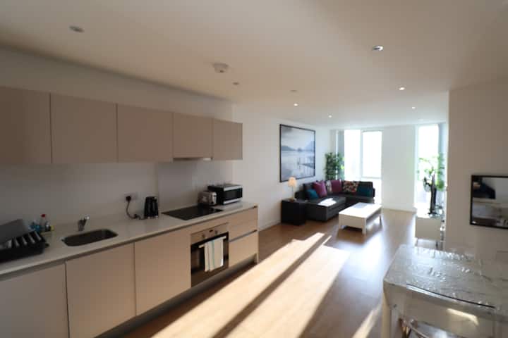 Bracknell Breath Taking Two Bedroom Apartment - Bracknell