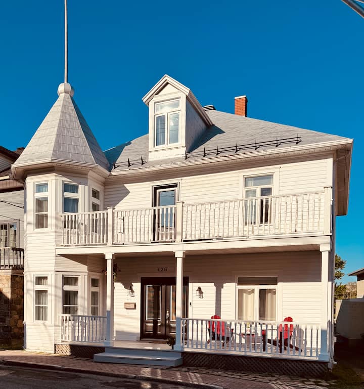 L'élégante Centenaire De Matane - Matane