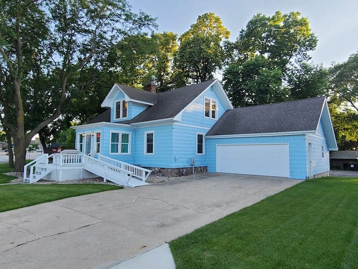 Fun Location! 5 Bedroom House In Arnolds Park! - Okoboji, IA
