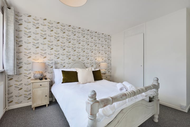 Large 2-br | City Home | Free Parking | Sleeps 6 - Hereford