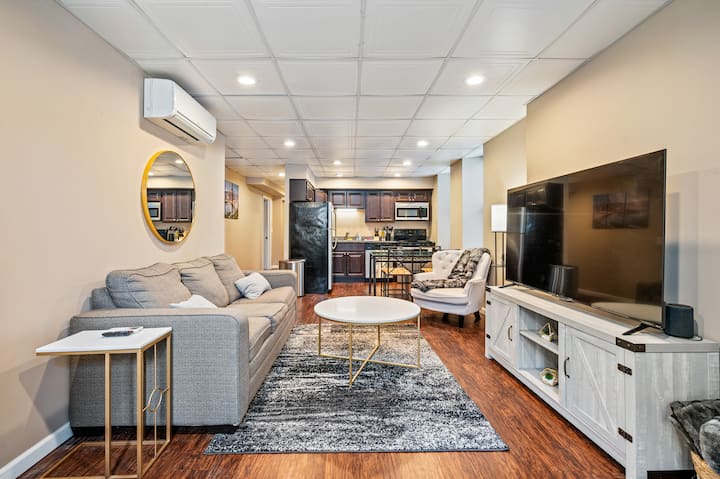 ⚡️Glamorous 2br 🔥 Sleeps 6 🔥 Secluded & Renovated 🐶 Pet Friendly ⚡️Free Street Parking - Turtle, West Mifflin