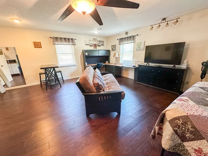 Vibrant Work Stay Studio Cowboy Pool, Pet Ok Near Nascar - Roanoke, TX