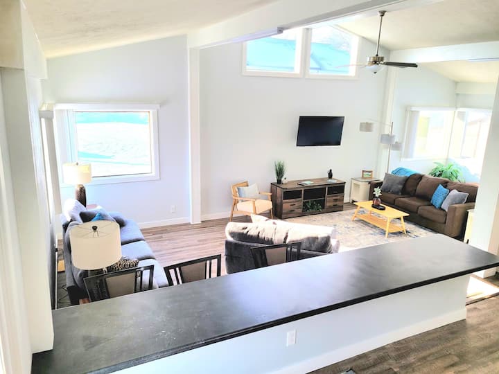 7 Queen Bed, 3 Bath Heart Of Arnolds Park - Spirit Lake, IA
