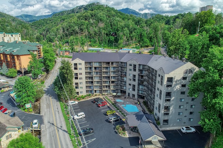 Corner Unit + Balcony | Free Tix | Location! - Gatlinburg, TN
