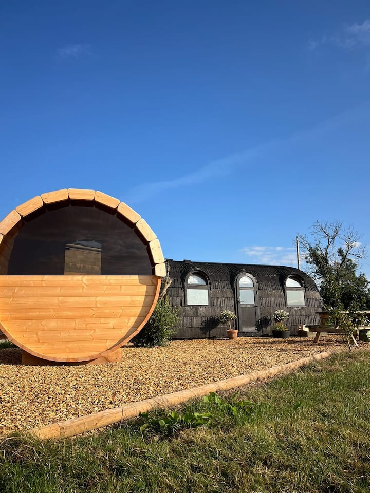 Buzzard Hideaway @Nashend Farm - Tewkesbury